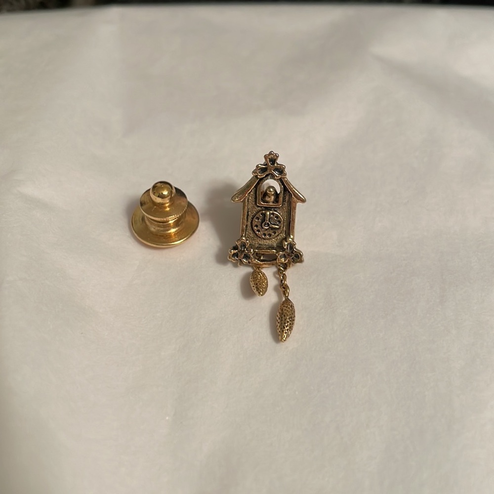 Vintage Avon 1981 Cuckoo Clock Pin - Gem